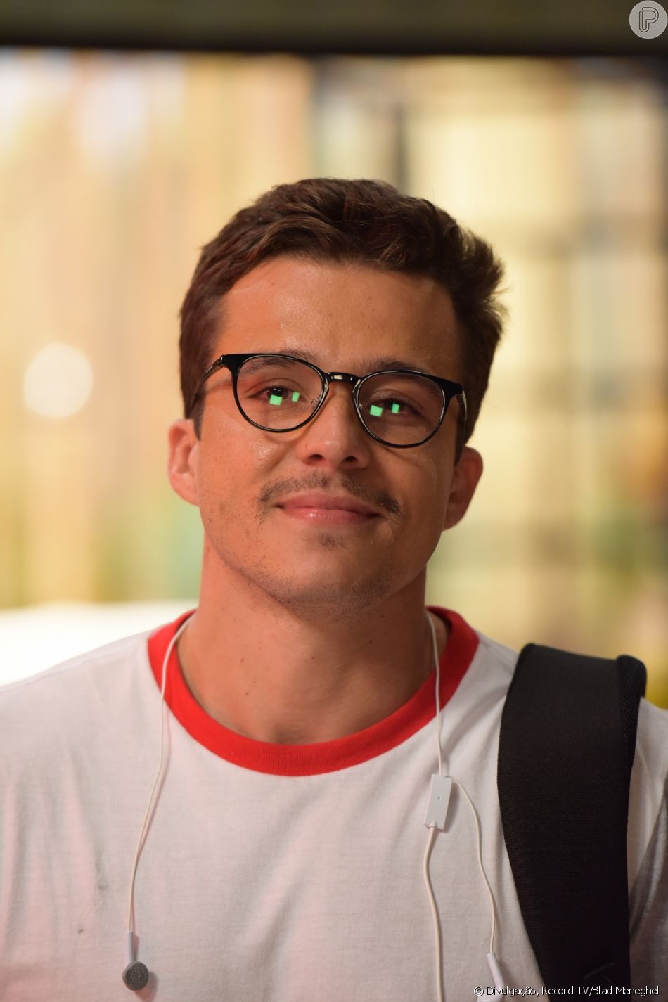 Na novela 'Topíssima', Mão de Vaca (Fábio Beltrão) pede para Beca ...