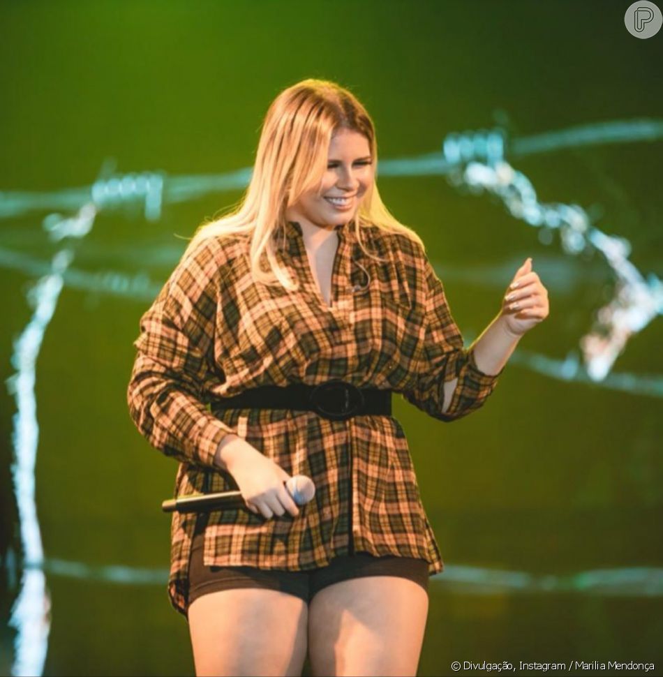 Com look curto, Marilia Mendonça deixou pernas à mostra em show ...