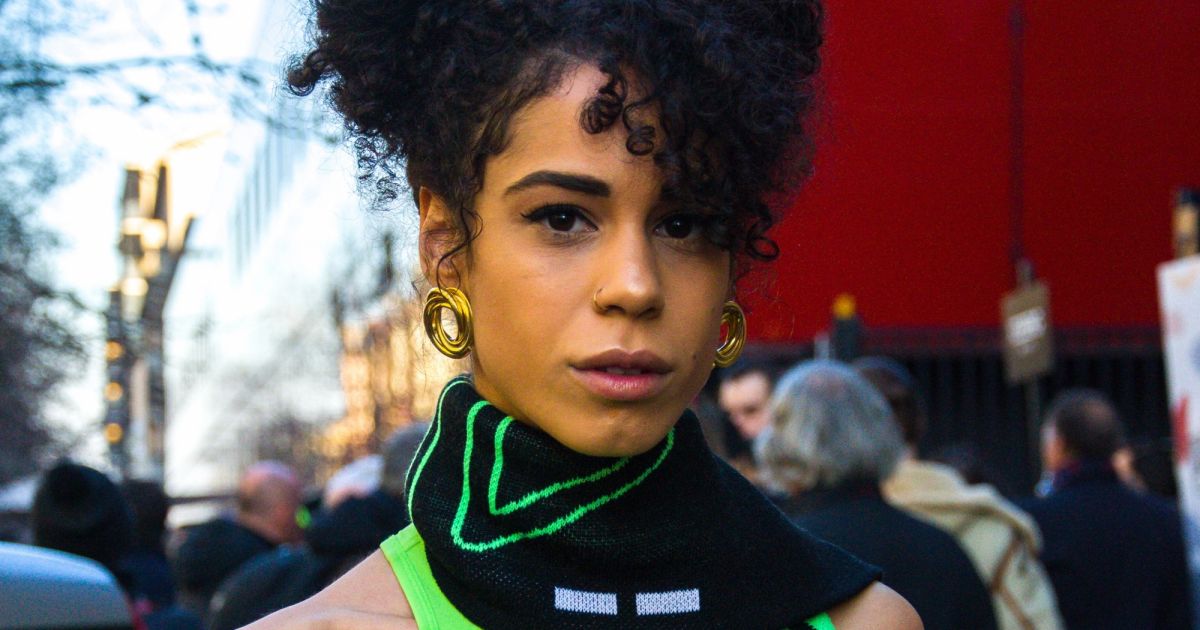 O neon pode aparecer em peças mais esportivas, como este body - Purepeople