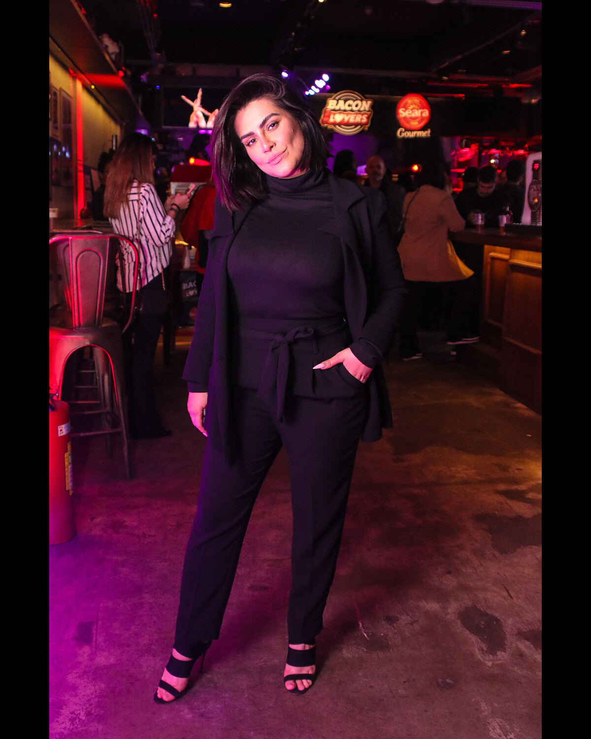 Foto: Cleo investe em look total black para evento da marca Seara ...