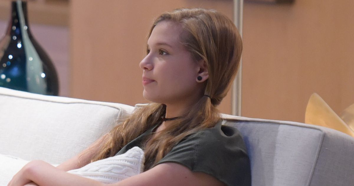 Na novela 'Topíssima', Andrea (Leticia Peroni) faz perguntas a ...