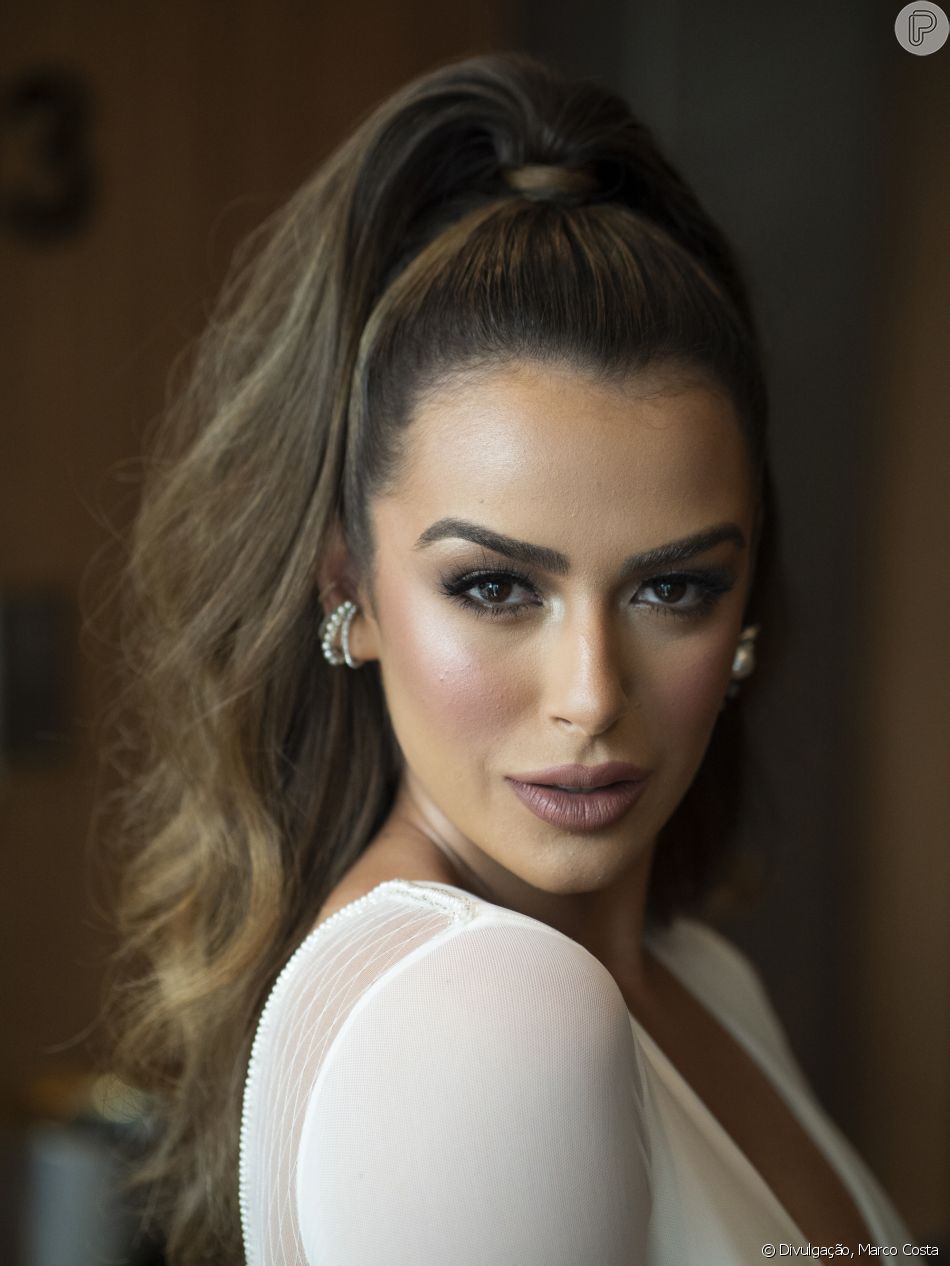 Blogueira Mari Saad usa make em tons mais frios nesta quarta-feira, dia ...