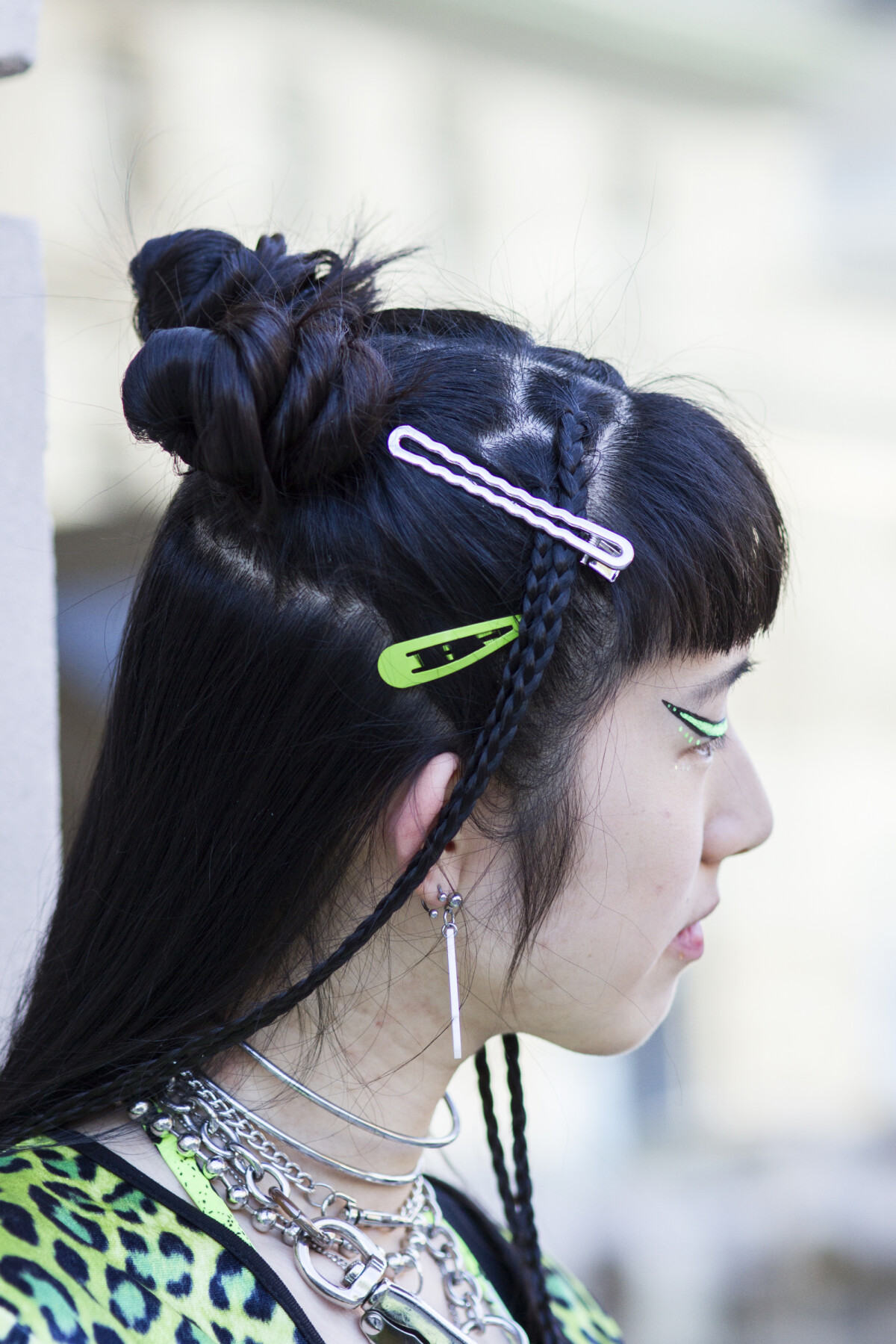 Foto: Penteados para cabelo solto: coque alto no topo da cabeça, trança ...