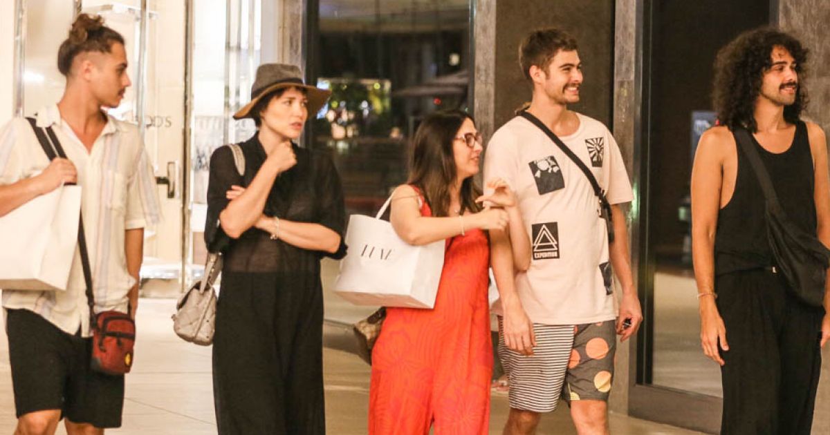 Tatá Werneck reencontra Letícia Colin em ida ao shopping - Purepeople