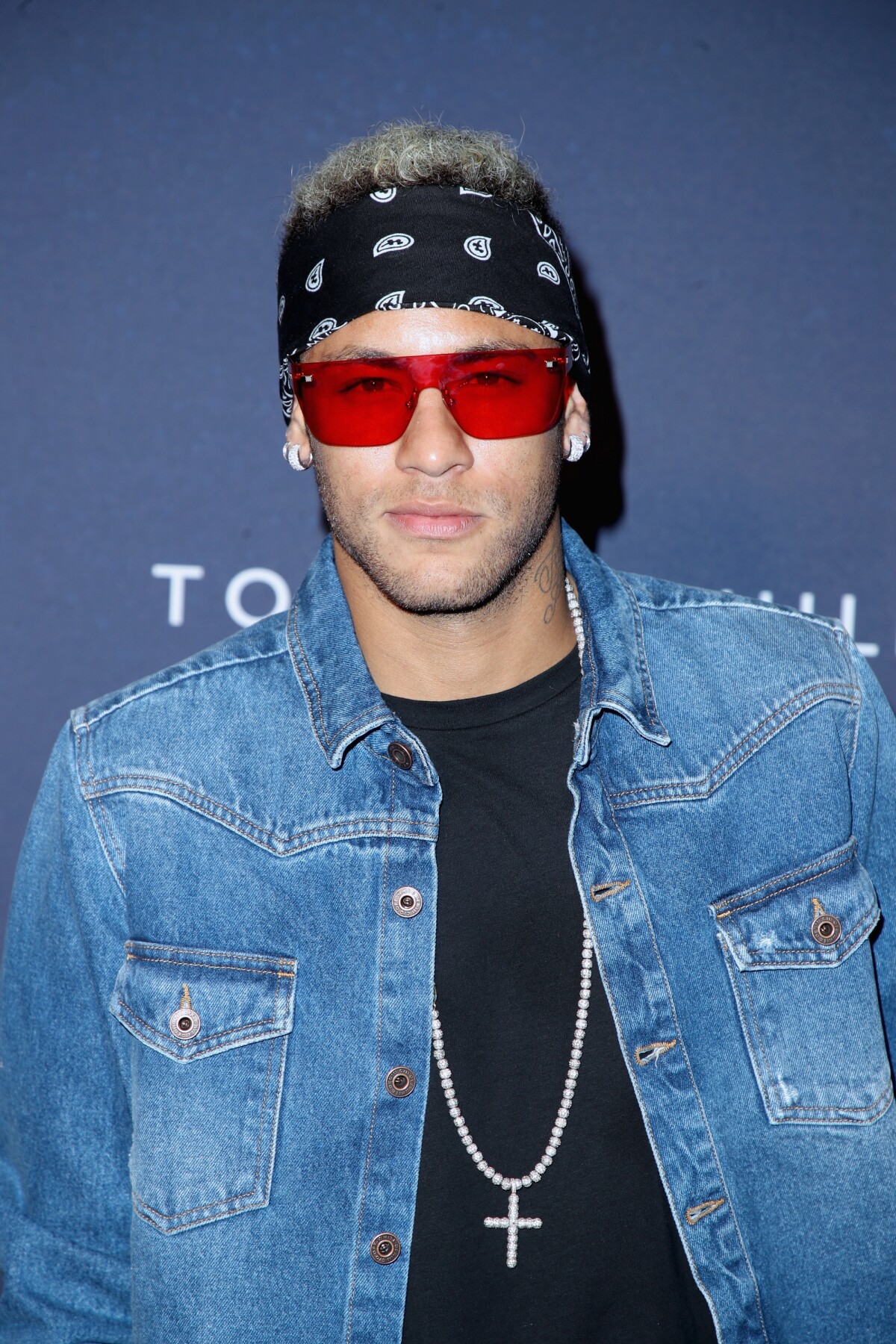 Foto: Neymar chama atenção ao usar bermula luminosa verde com branco ... Foto: Neymar chama atenção ao usar bermula luminosa verde com branco ...