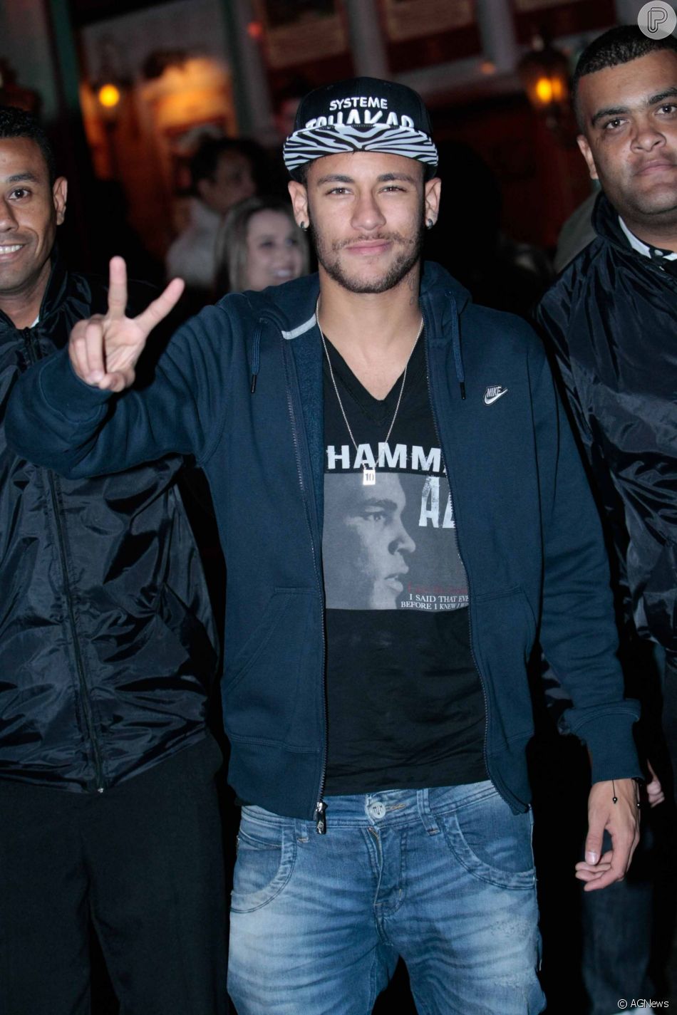 Neymar compartilha foto tirada por modelo em ano novo - Purepeople