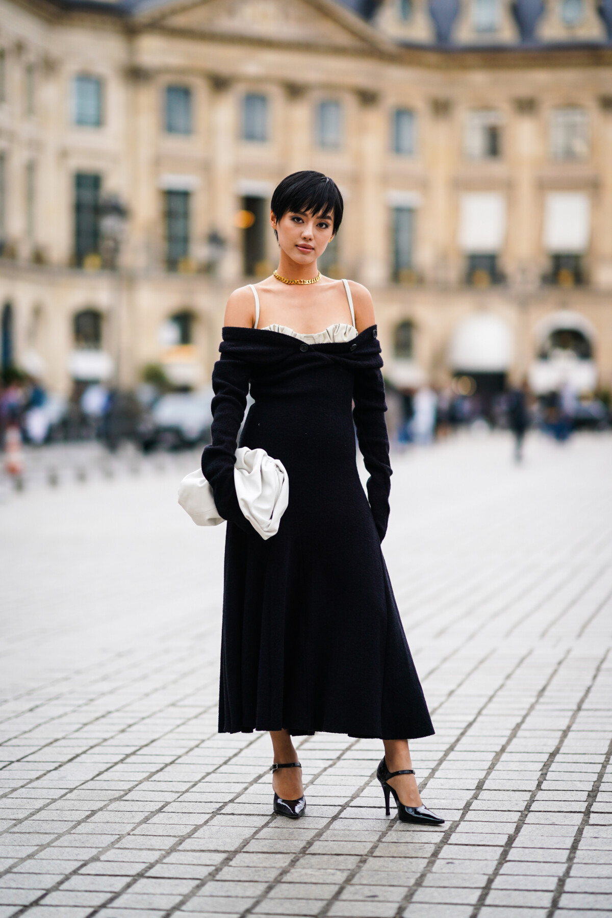 Foto: Moda 2020: clássico e atemporal, o vestido preto com decote ombro ...