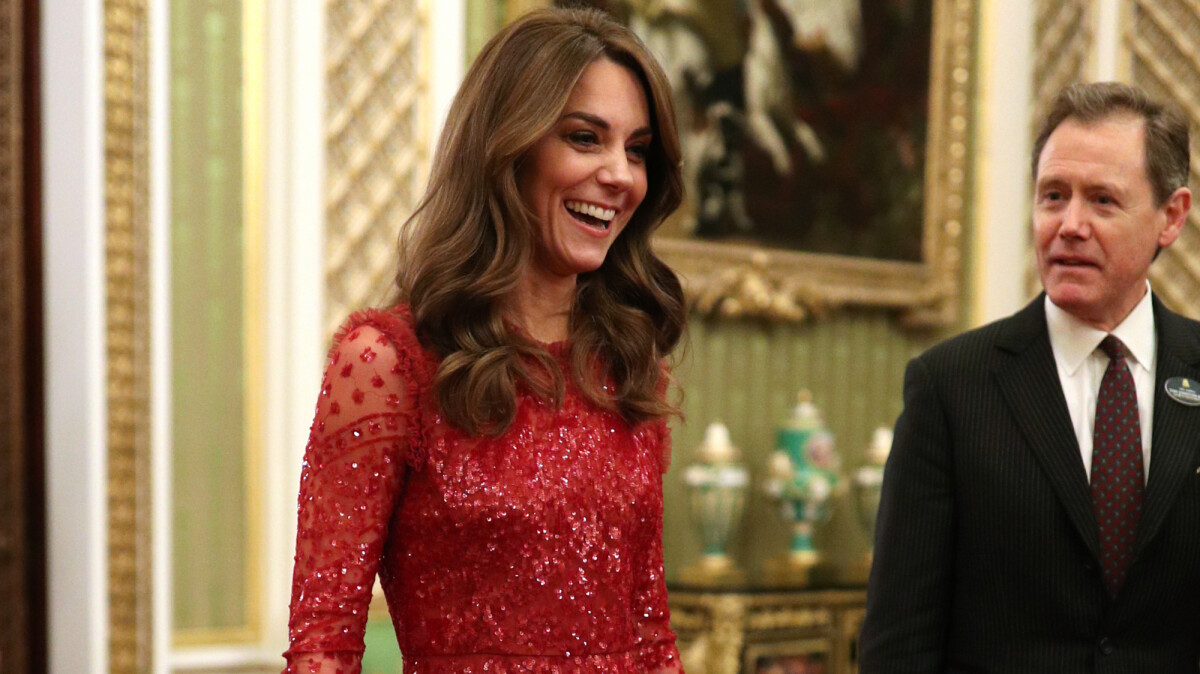 Foto: Kate Middleton alia transparência e brilho em look vermelho ...