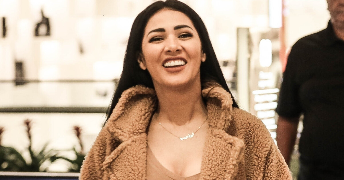 Simaria, com look inusitado para frio, vai às compras em shopping do ...