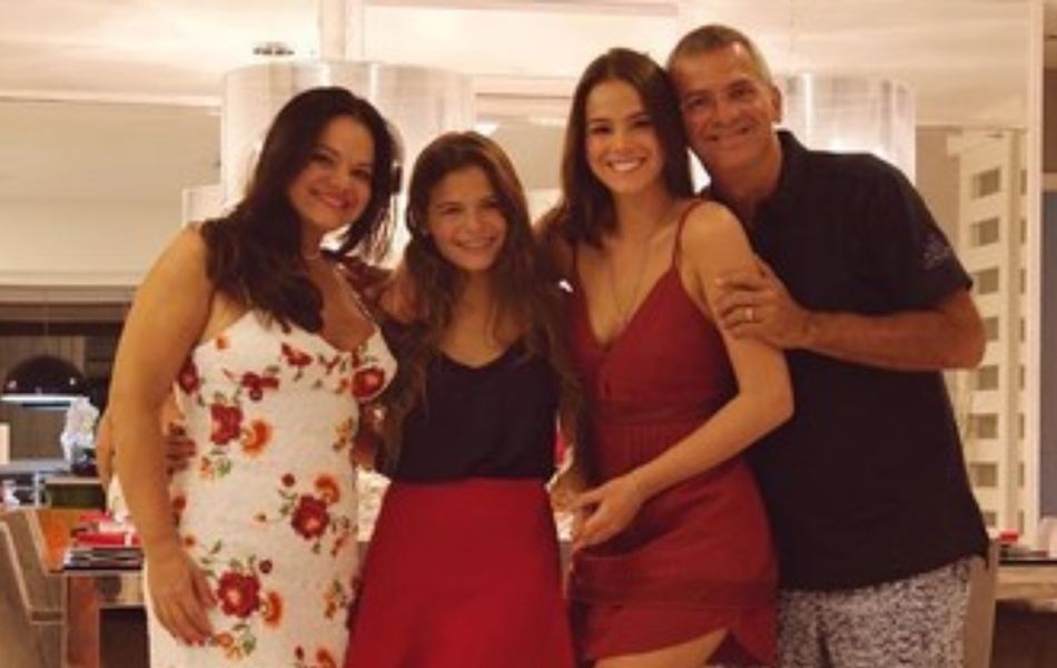 Bruna Marquezine aparece combinando look com o pai e emociona com post ...
