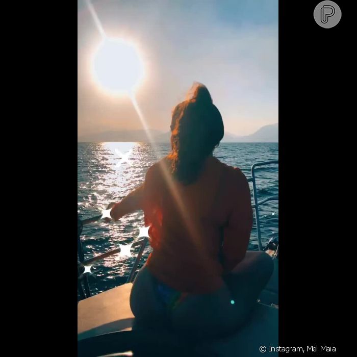 Mel Maia curte passeio de barco e faz vídeo de biquíni com saída de ...