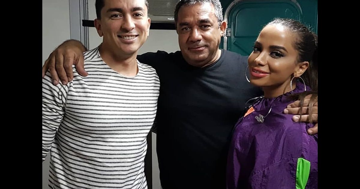 Anitta faz foto com o pai, Mauro Machado, e o irmão Renan - Purepeople