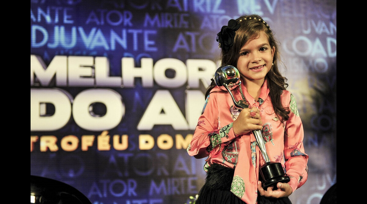 Foto: Mel Maia usa tiara com lacinho no cabelo - Purepeople