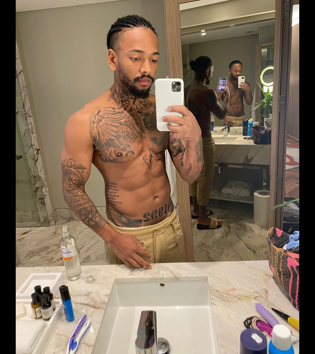 Foto: Nego do Borel faz selfie e exibe banheiro de quarto - Purepeople