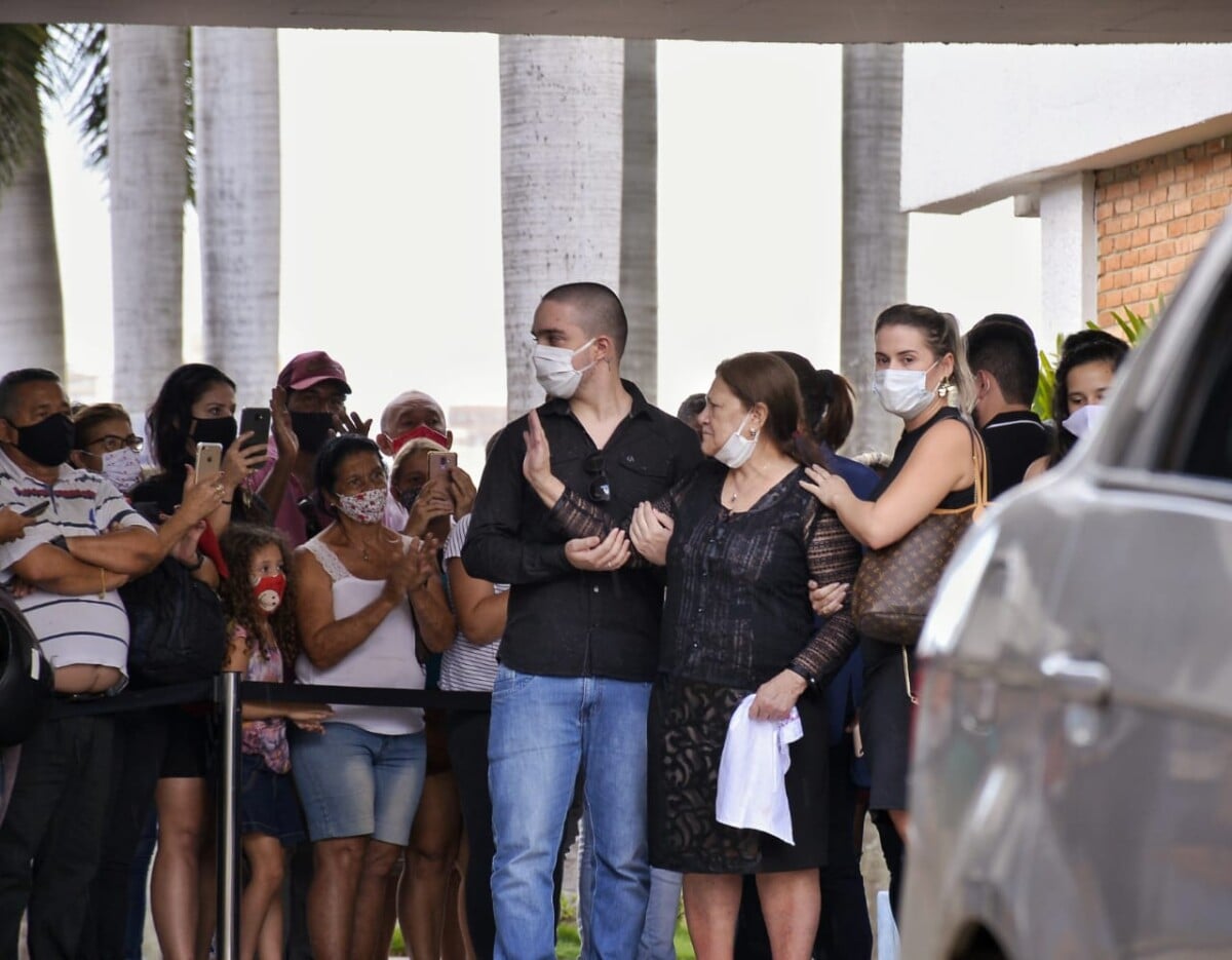 Foto: Dona Helena, mãe de Zezé Di Camargo, agradece carinho do público ...