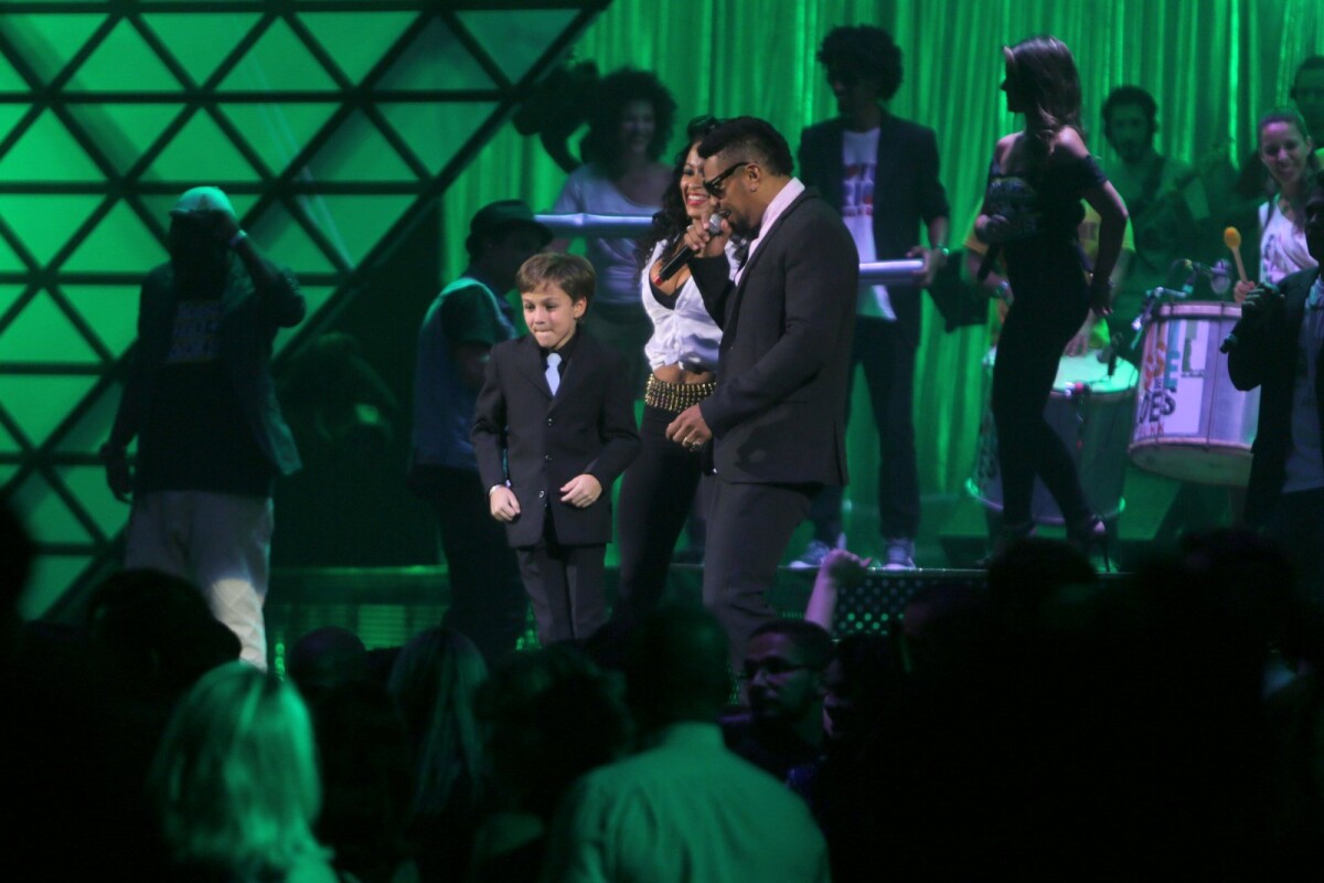 Foto: Naldo Benny canta no Prêmio Extra e anima a plateia - Purepeople