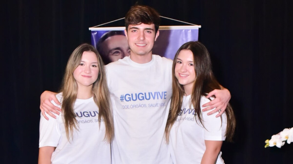 Foto: Filhas de Gugu Liberato, Marina e Sophia prestam homenagem no dia ...