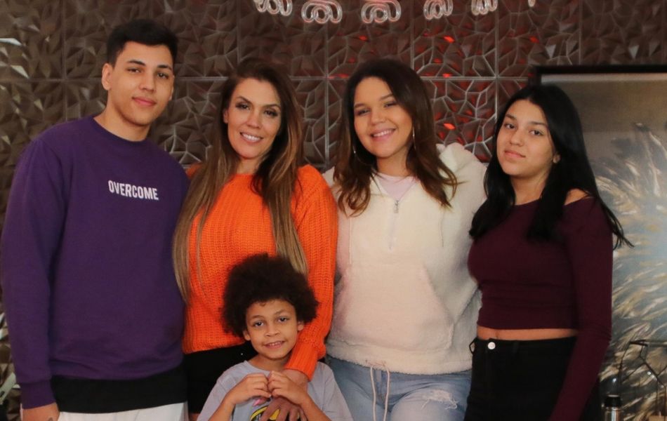 Simony comemora 45 anos em jantar com filhos e noivo. Vídeo e fotos ...