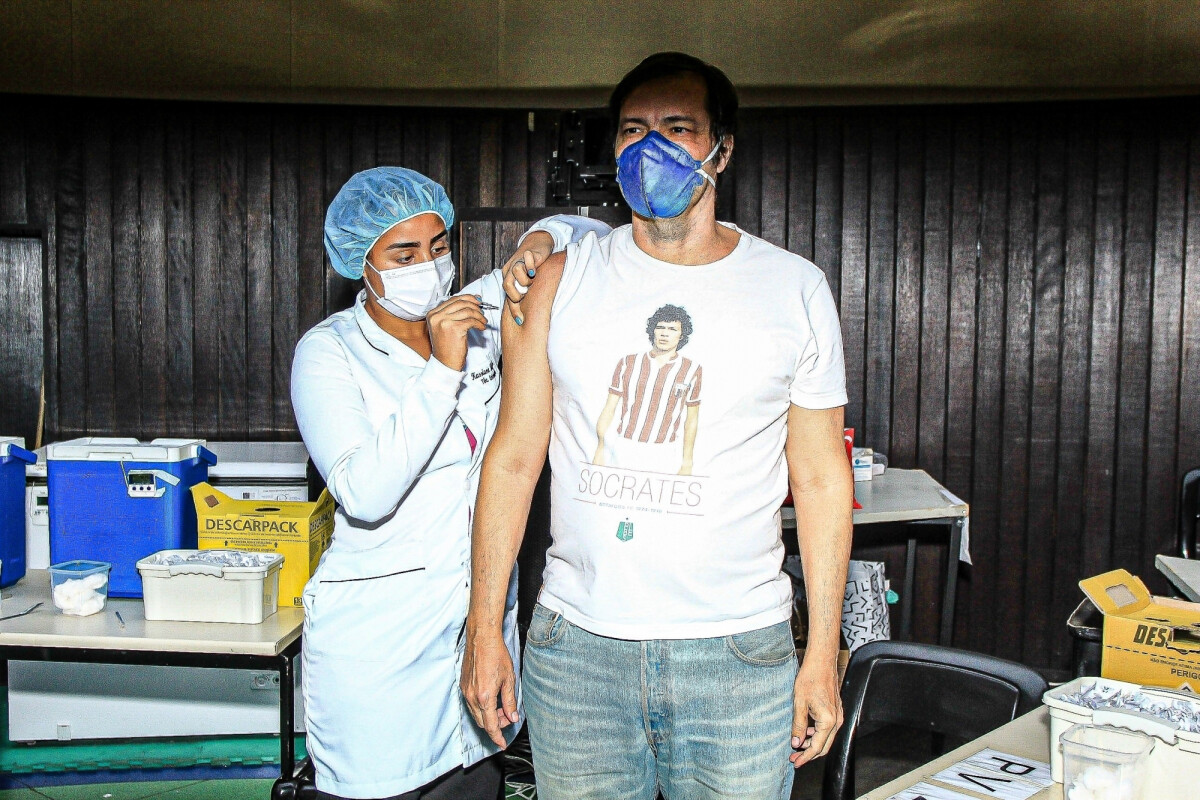 Foto: Ator da novela 'Gênesis', Heitor Martinez recebeu a priemira dose ...