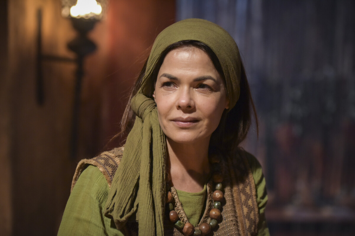 Foto: Na novela 'Gênesis', Yarin (Andrea Avancini) vai ajudar Lia (Michelle Batista) em seu ...