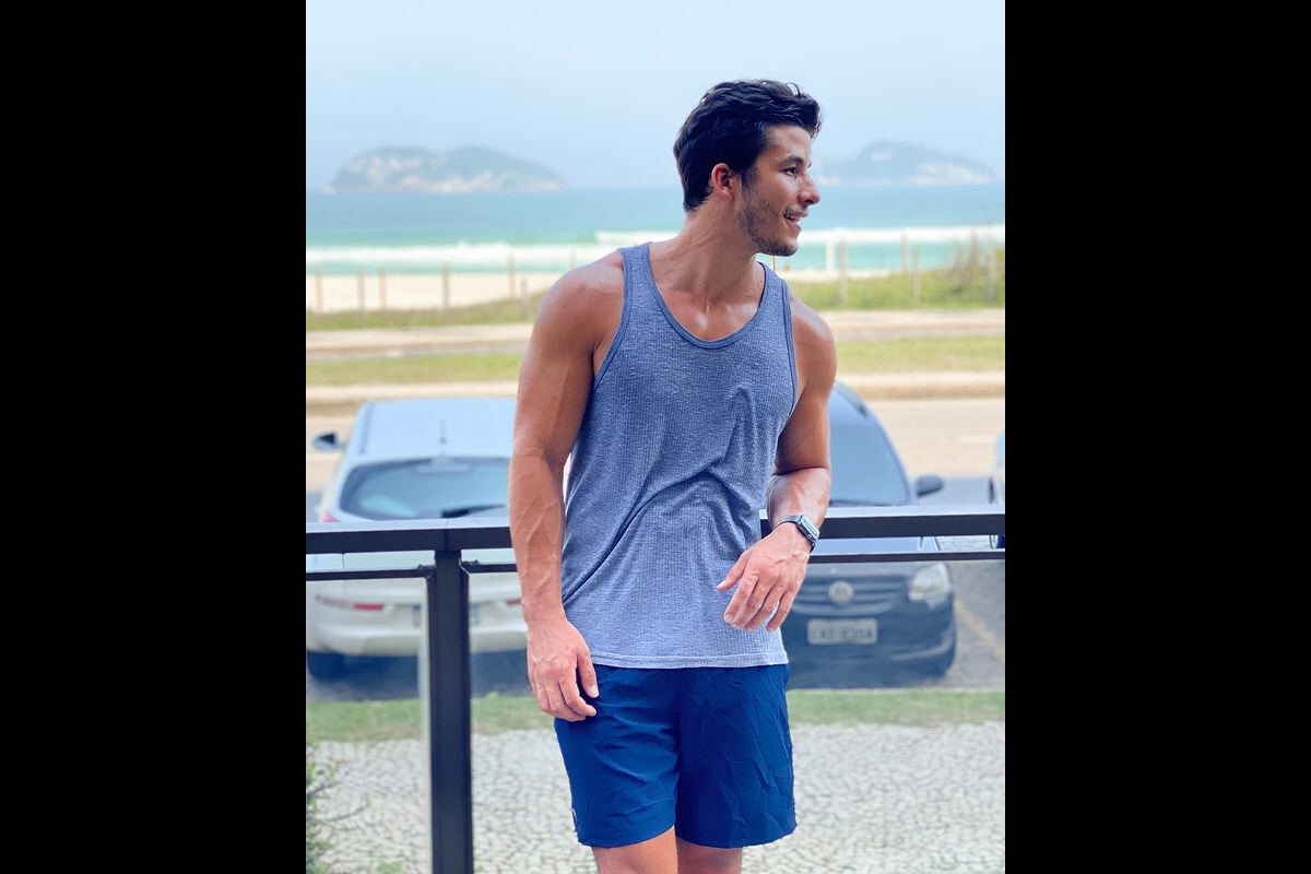 Foto: Nas imagens, Ricky aparece com as mãos nos ombros da atriz ...