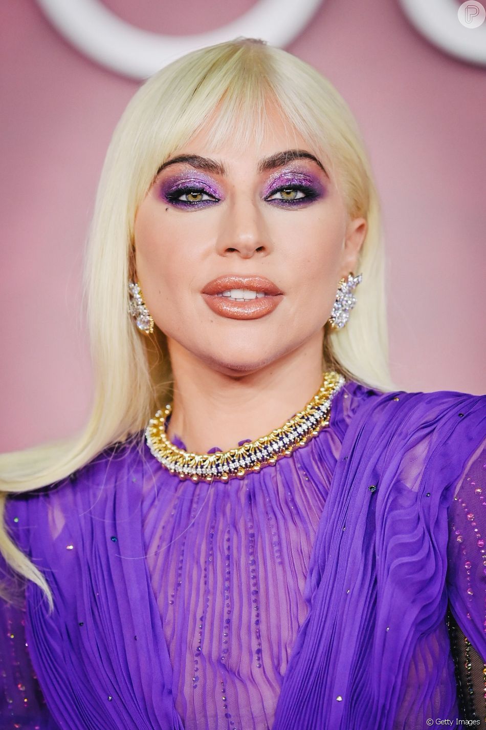 Lady Gaga usa maquiagem cintilante em tom de roxo nos olhos - Purepeople