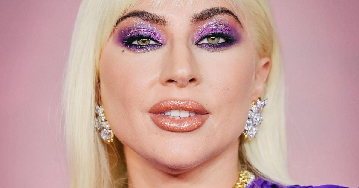 Lady Gaga usa maquiagem cintilante em tom de roxo nos olhos - Purepeople