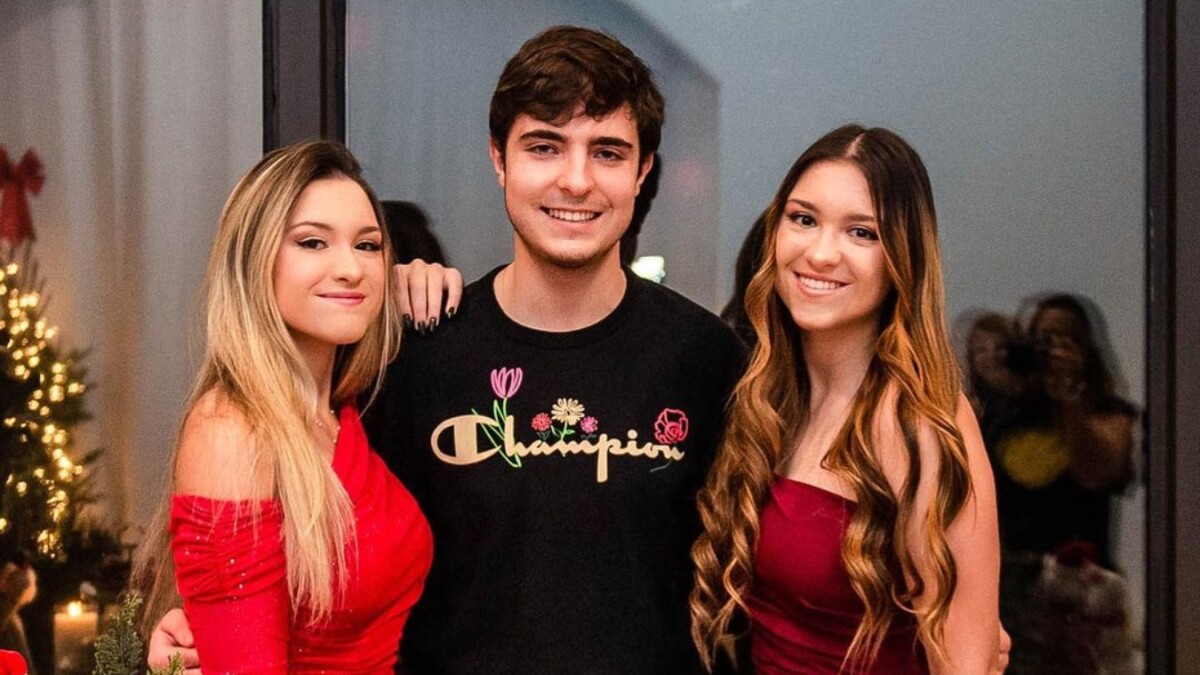 Foto: Filhas gêmeas de Gugu Liberato posam com o irmão em festa de 18 ...