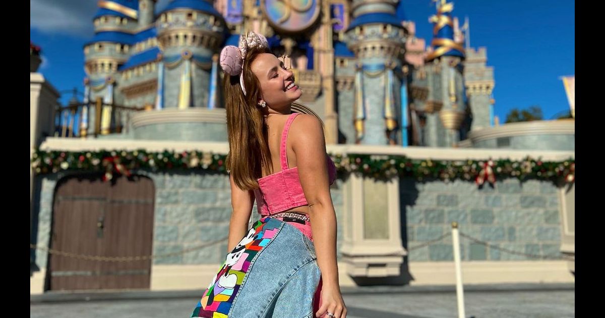 Larissa Manoela já virou meme na internet por viajar constantemente à ...