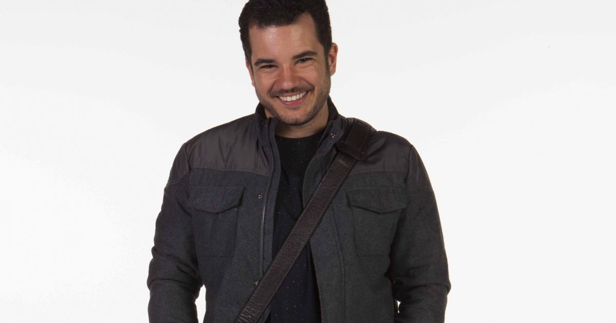 Vitor (Thiago Mendonça) conta ter descoberto ser o pai de Cassandra ...