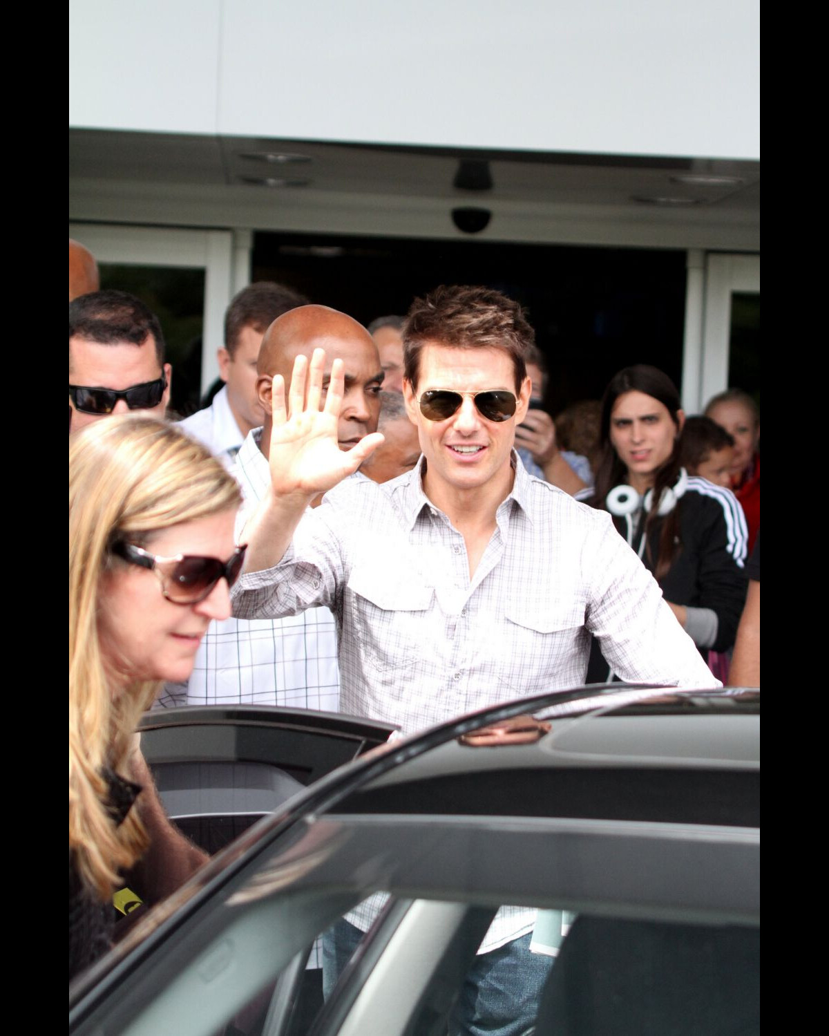 Foto: Tom acena para os fotógrafos ao desembarcar no Brasil em dezembro ...