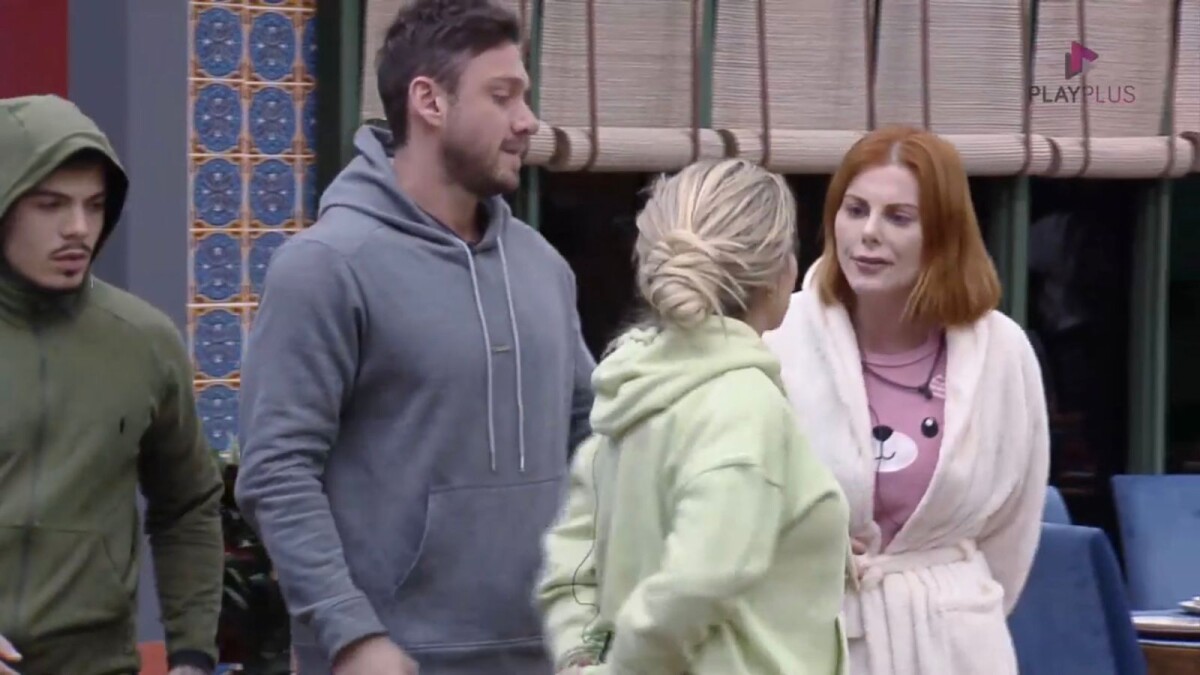 Foto: A Fazenda: Deborah e Deolane brigam logo pela manhã - Purepeople