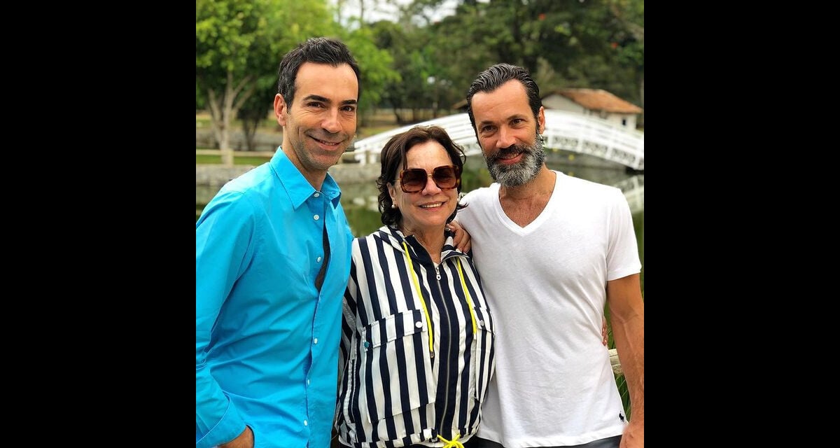Foto: César Tralli e o irmão, Frederico, ao lado da mãe, Edna Tralli ...