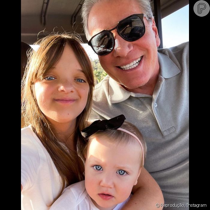 Roberto Justus com as filhas Rafaella e Vicky - Purepeople