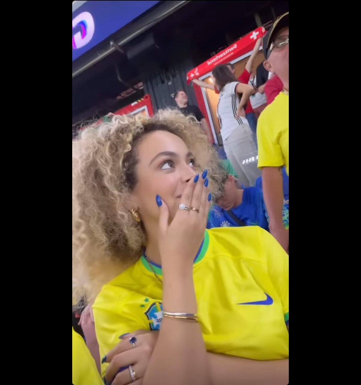 Foto: Julia Rodrigues foi vista na torcida do Brasil com um anel, que ...