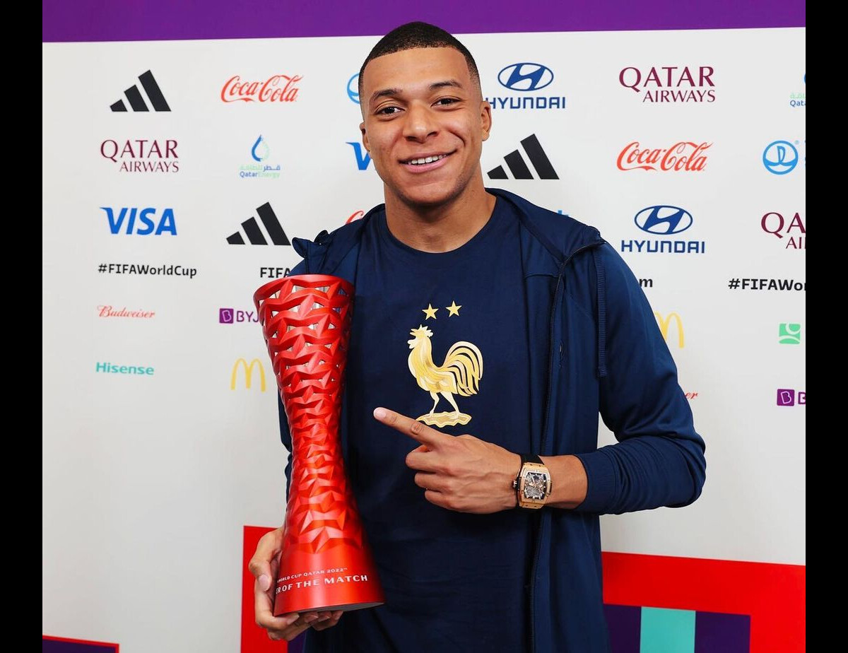 Foto: Mbappé tem escondido a marca de cerveja do troféu de melhor ...