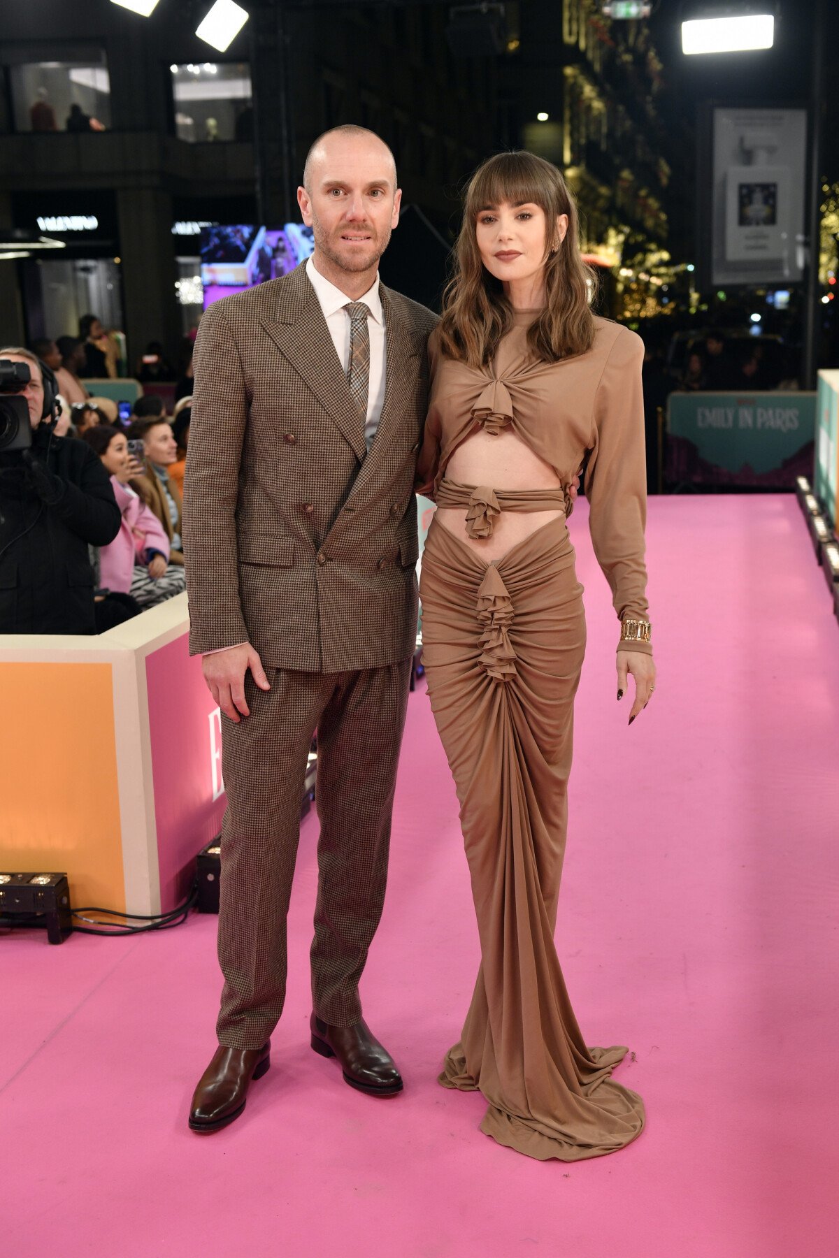 Foto: Lily Collins compareceu à premiere de 'Emily em Paris' com o ...