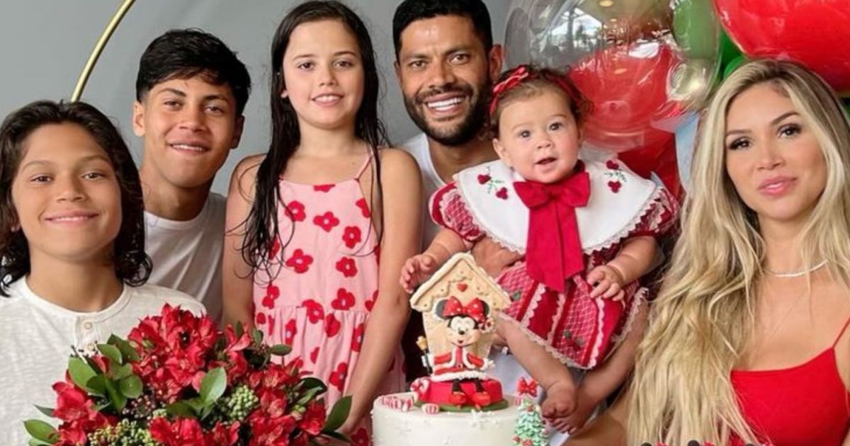 Hulk: jogador comemora mêsversário da filha com Camila Ângelo ao lado ...
