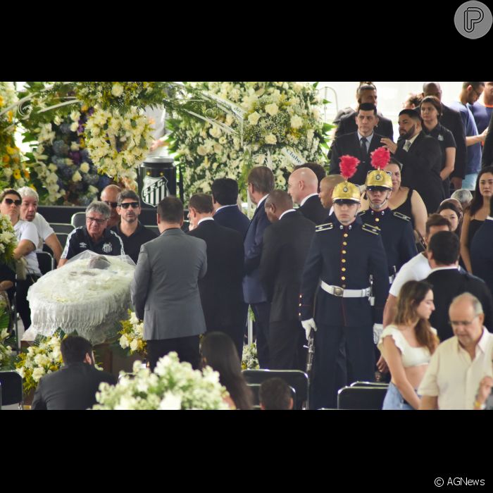 Pelé foi velado num velório público na Vila Belmiro, estádio do Santos ...