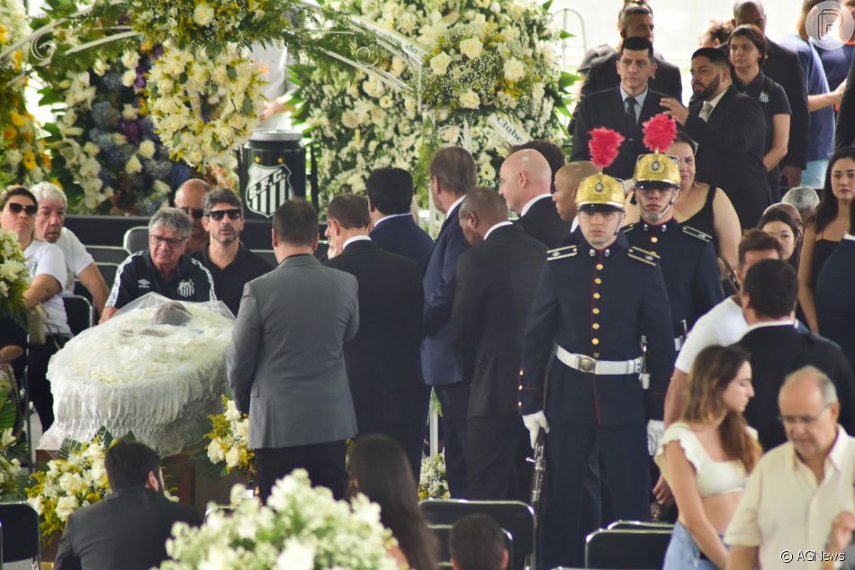 Fotos: corpo de Pelé é velado na Vila Belmiro. Família, fãs e ...