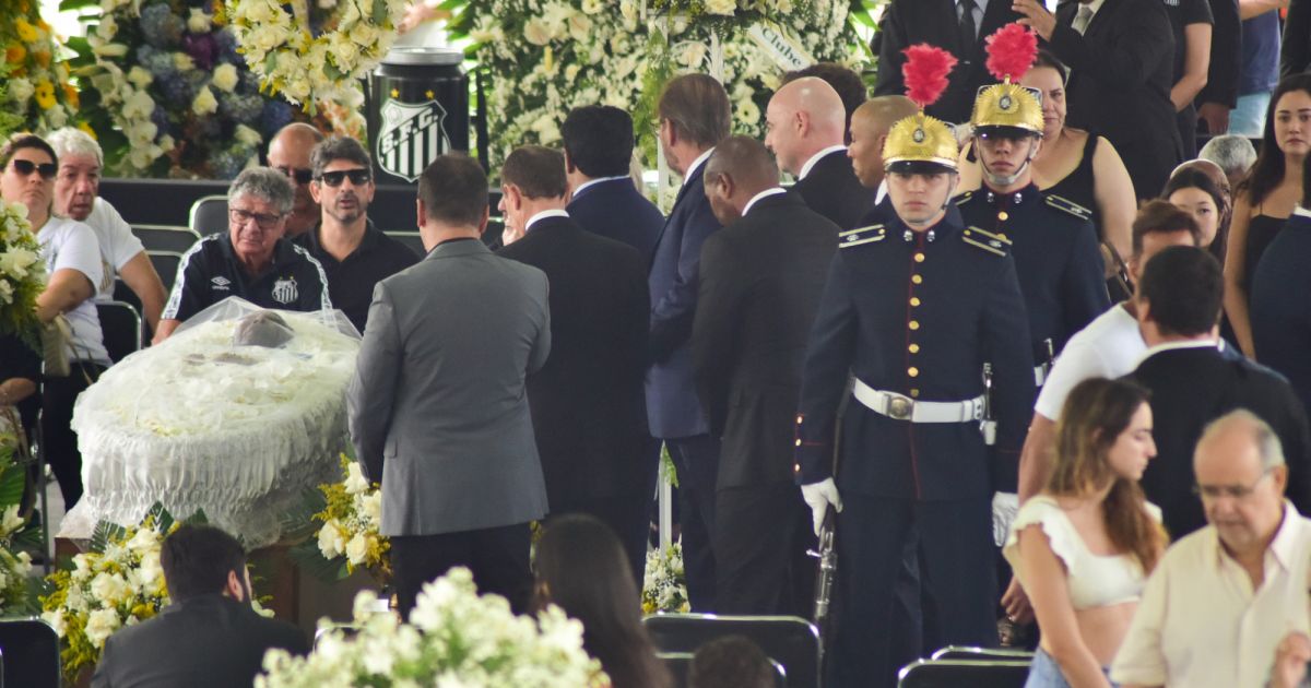 Pelé foi velado num velório público na Vila Belmiro, estádio do Santos ...
