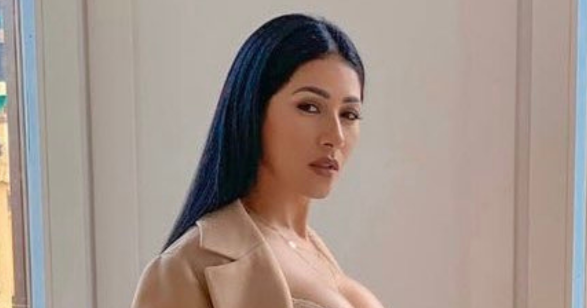 Simaria posa de calcinha e sutiã e seguidor dispara: 'Arrumei problema ...