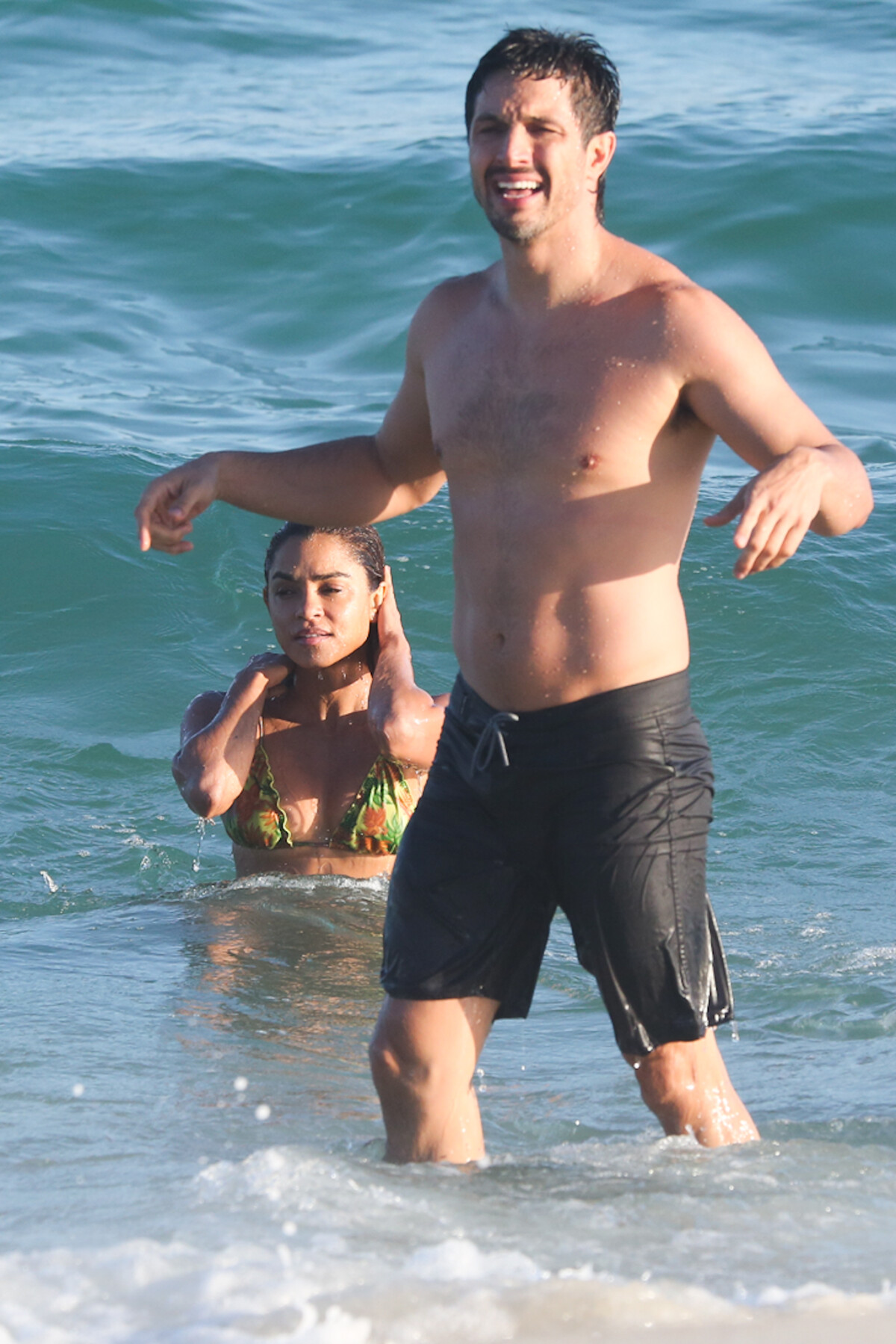Foto: Lucy Alves e Romulo Estrela foram à praia da Reserva, na Barra da Tijuca, gravarem cenas ...