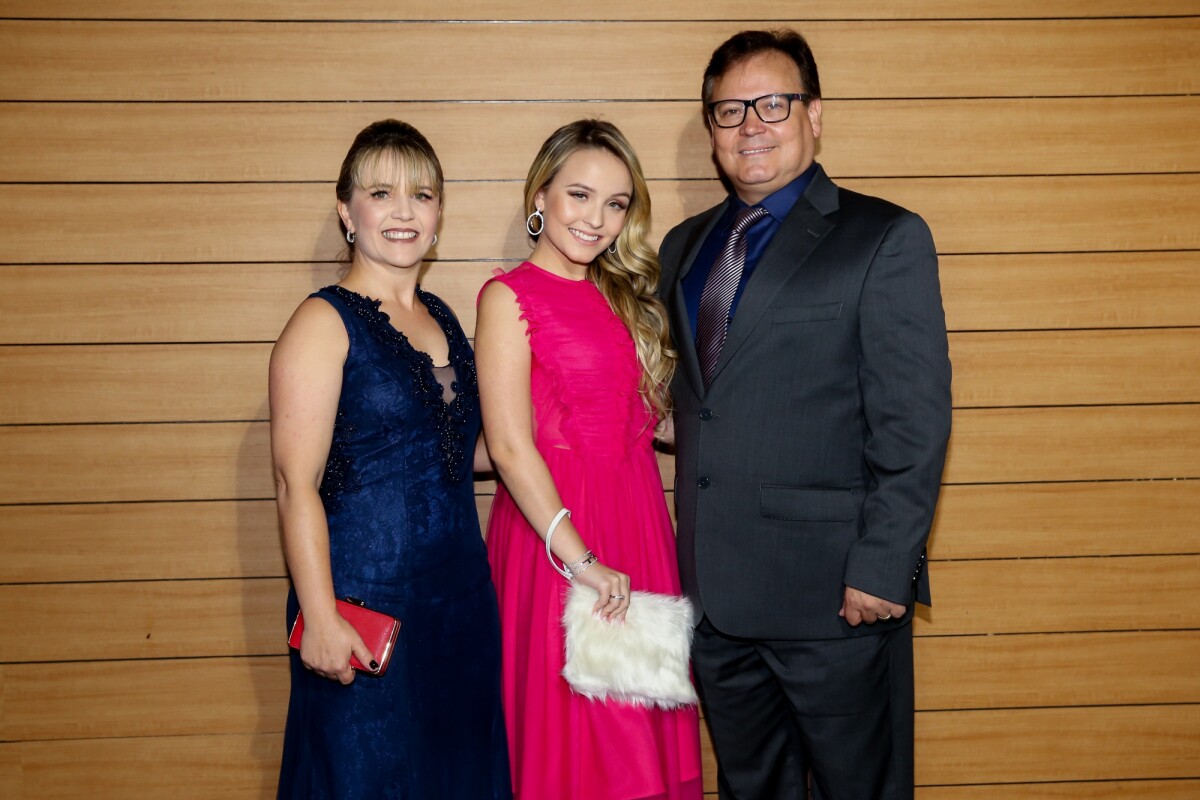 Foto: Mãe de Larissa Manoela, Silvana Taques não segue mais a filha ...