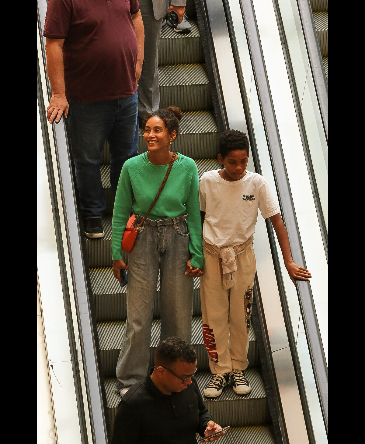 Foto: Taís Araujo aproveitou a tarde chuvosa para passear com o filho ...