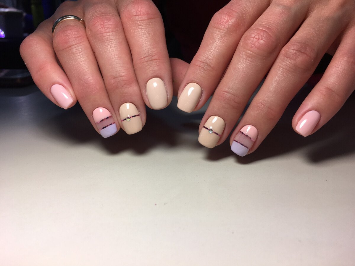 Foto: Esmalte amarelo, lilás e rosa pastel se combinam com detalhes ...