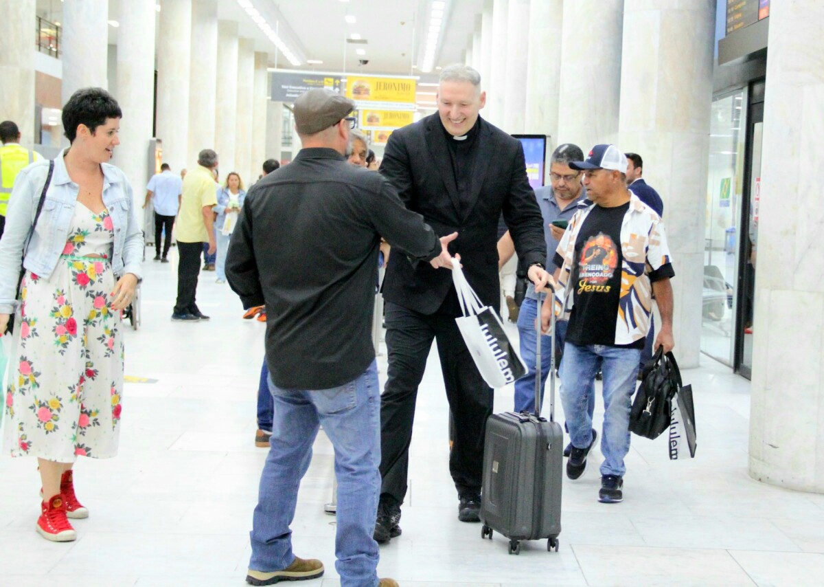 Foto: Padre Marcelo Rossi foi fotografado desembarcando no aeroporto do ...