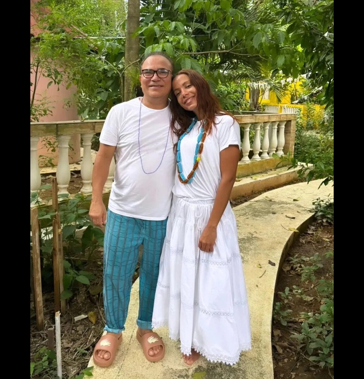 Foto: Pai de santo de Anitta publicou fotos com a cantora - Purepeople
