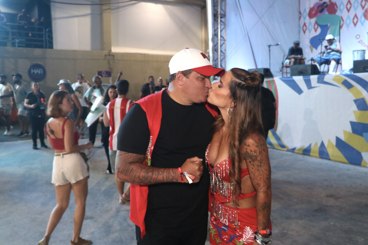 Foto: Carnaval 2024 do Rio teve beijo de Taty Zatto no marido, na Sapucaí - Purepeople