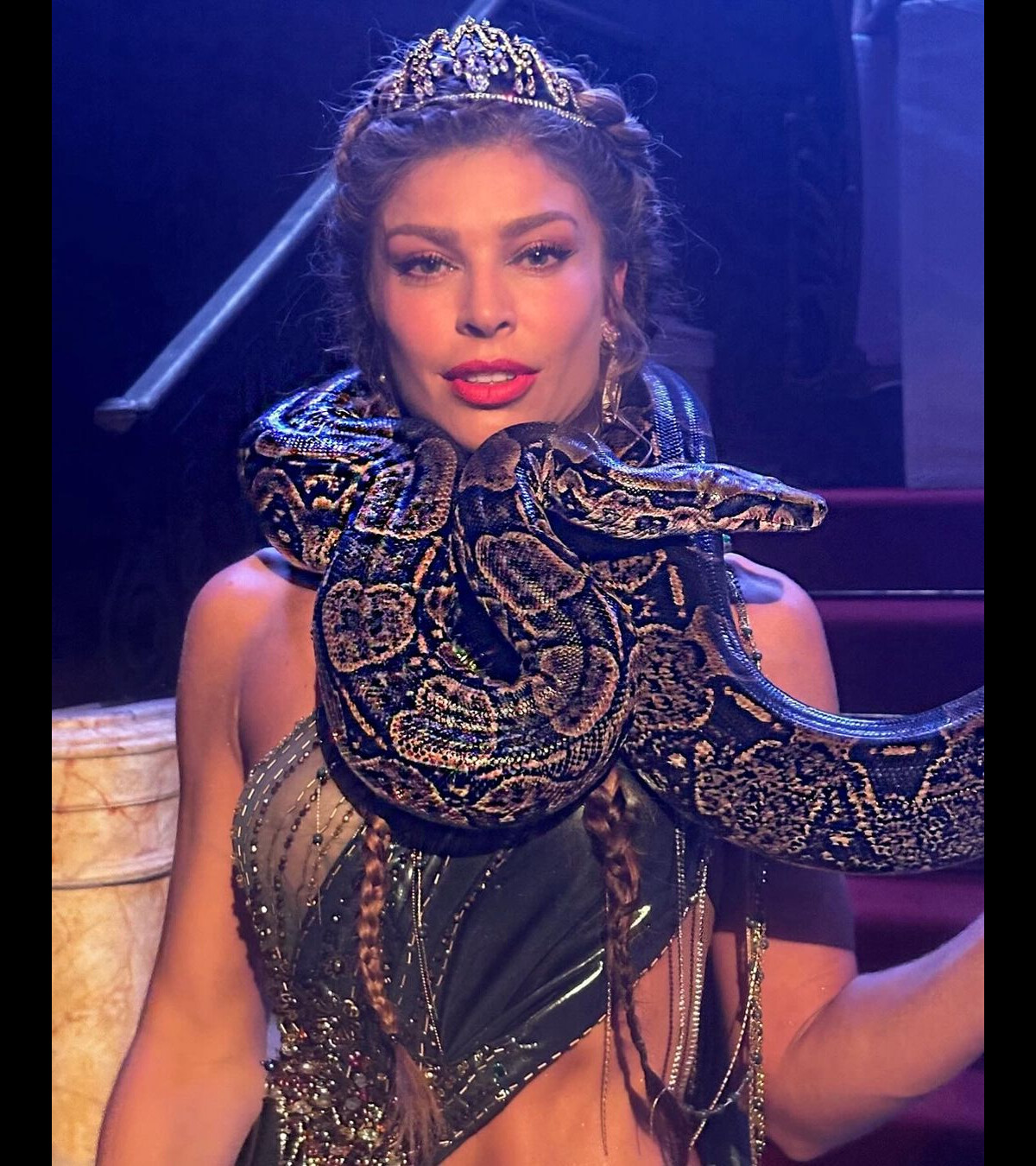 Foto: Grazi Massafera exibiu fotos com uma cobra nos bastidores da ...